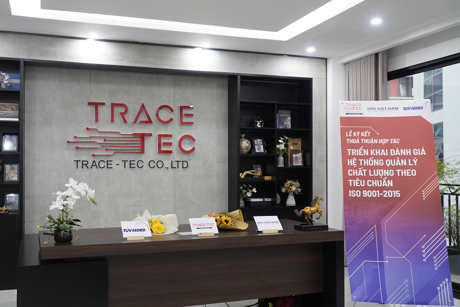 Signing ceremony in deployment of ISO 9001-2005 assessment between ...